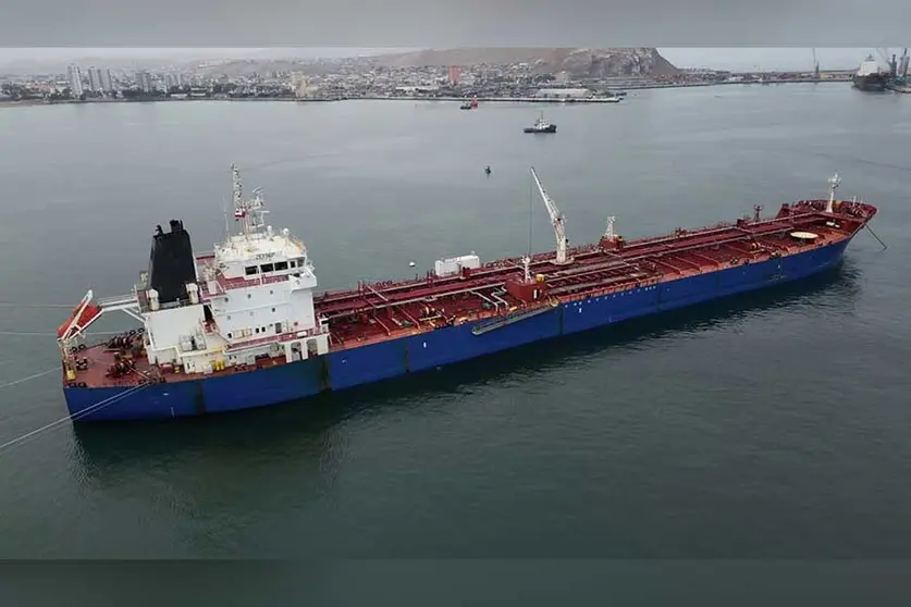 YPFB descarga diésel de un buque a través de la terminal marítima Sica ...